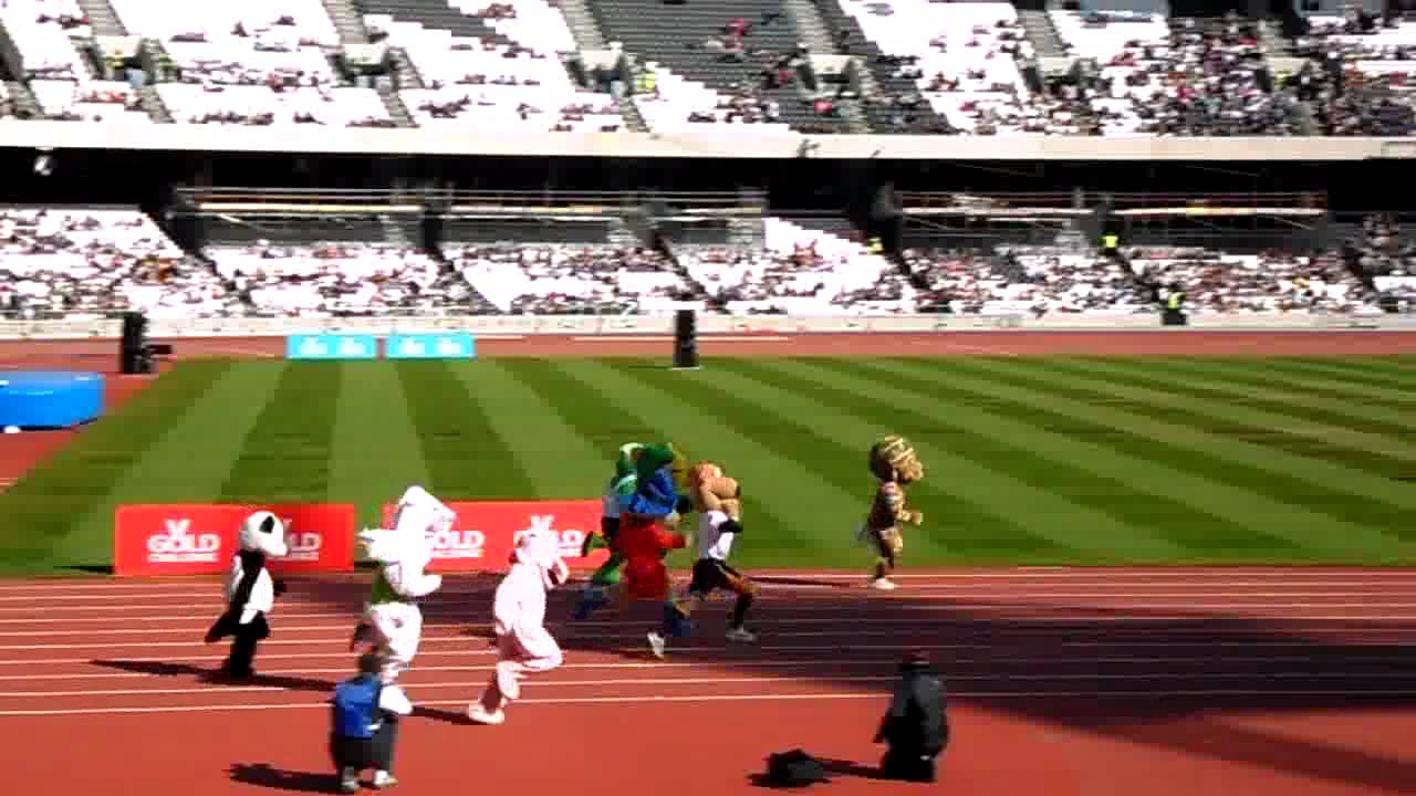 Marvin the Moose runs the 100m on the Olympic track - YouTube