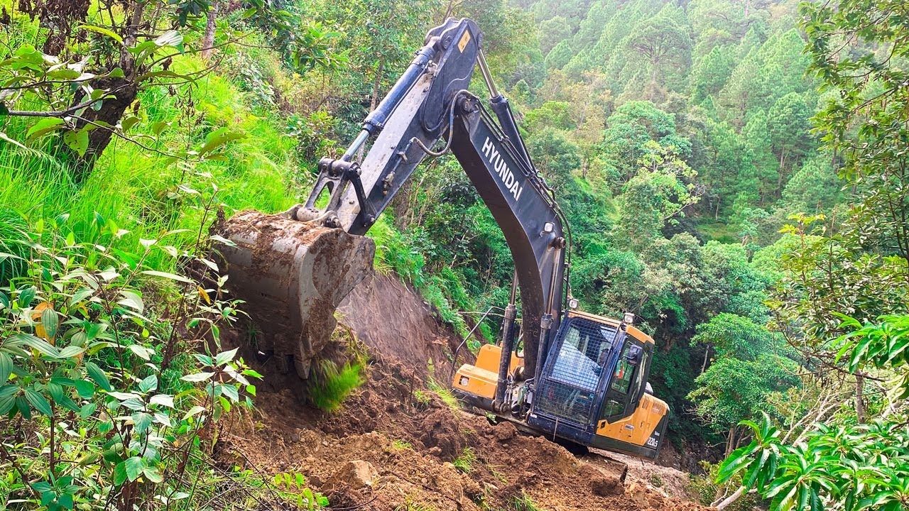 WORLD's RISKIEST Mountain Road Built with a HYUNDAI Excavator ...
