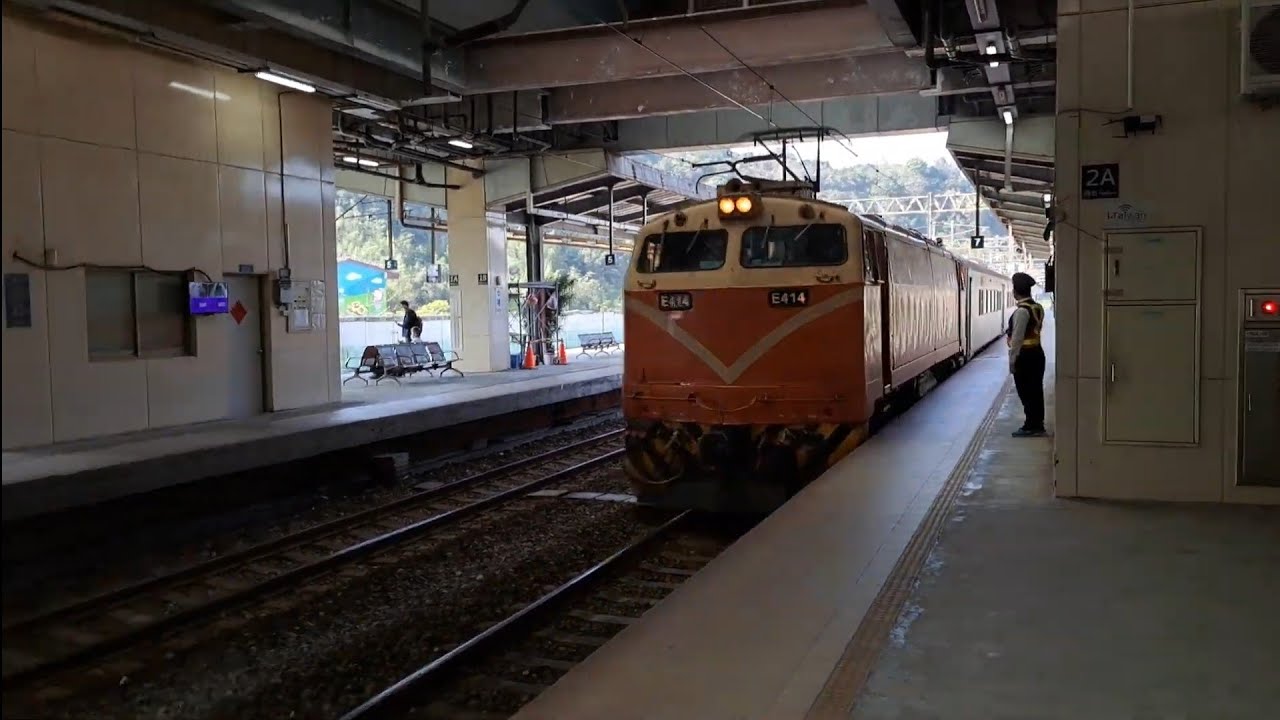 2A次台北發車經由環島鐵路網開往台北的E414單電頭+六節迪士尼夢想號彩繪易遊網環島之星觀光專列，4152次北湖發車經由宜蘭線開往福隆的銀綠色微笑號EMU900型十輛一編組EMU937區間車 ...