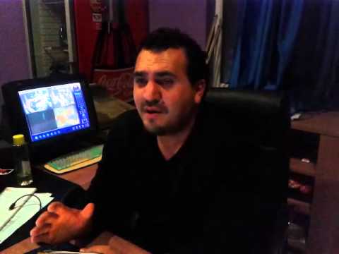 Adam telefondan gitar çalıyo kendi sesi bambaşka s