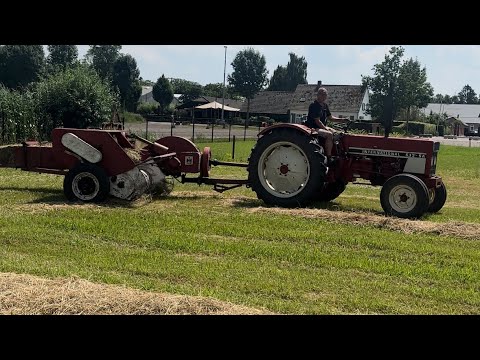 Hooi maken met de international 533 en b46 hooipers - YouTube