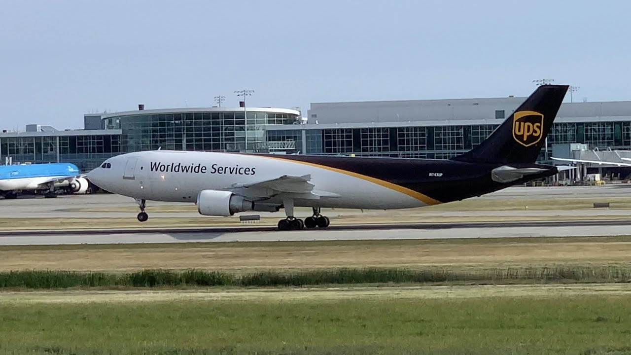 UPS Airbus A300 takes off from Vancouver - YouTube