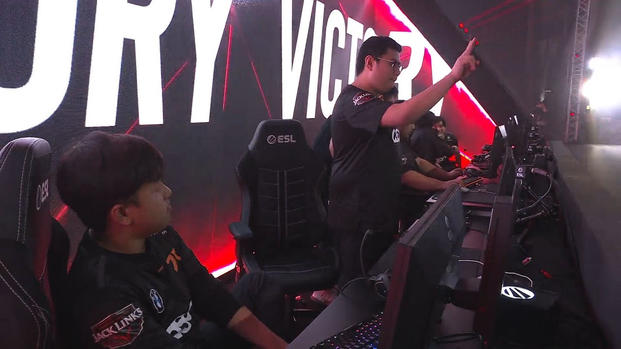 "2-0" hand gestures by Kingslayer Armel after winning game 1 vs OG ...