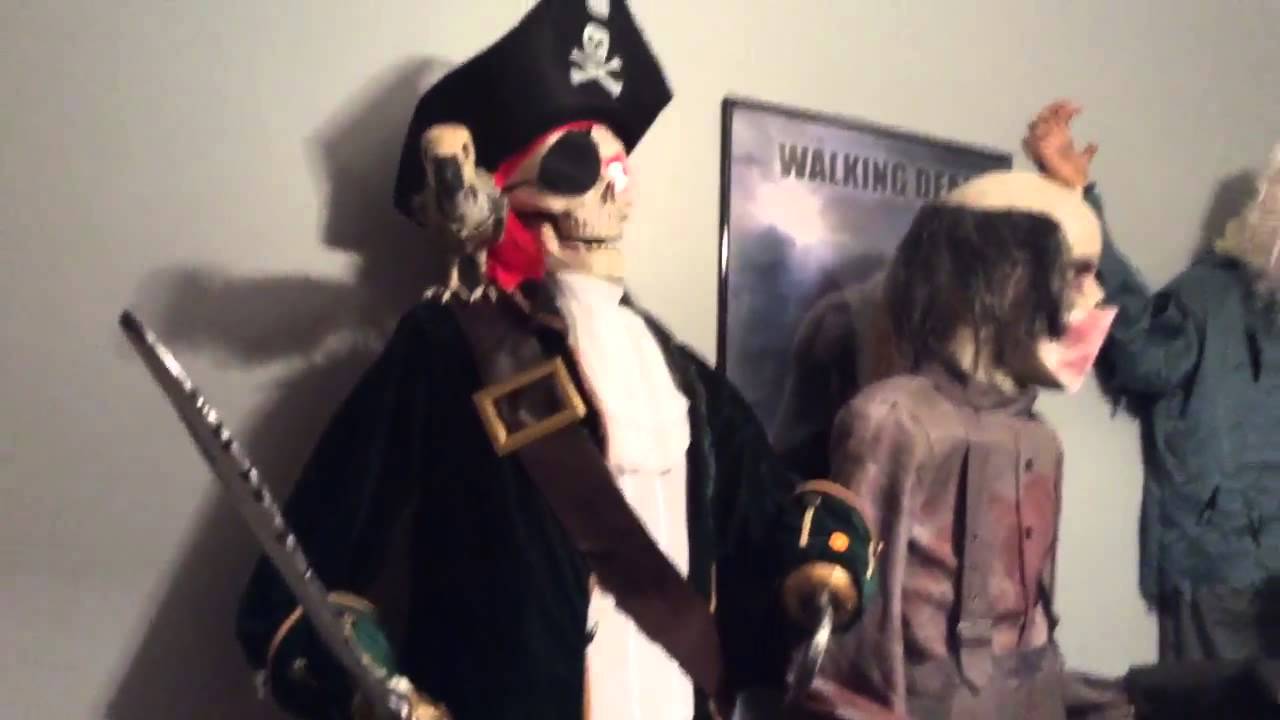 Smoldering Reviews | Skeleton Pirate With Zombie Parrot (31) - YouTube