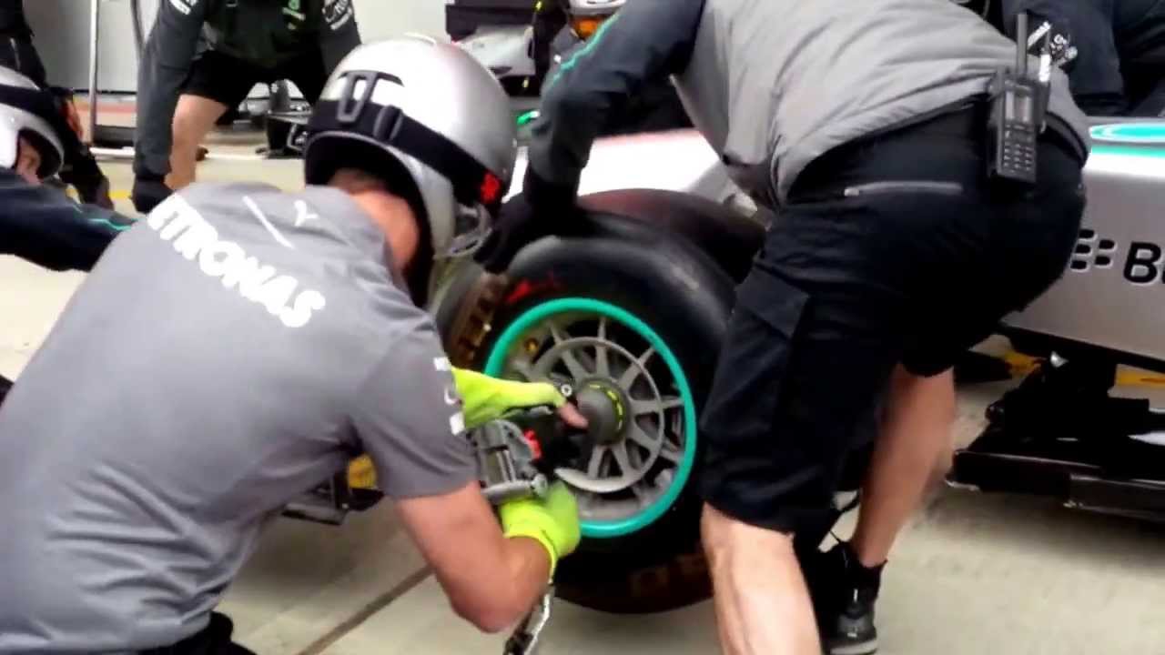 Mercedes F1 Pitstop Practice - CLOSEUP - YouTube