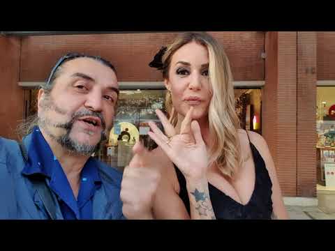 Festa del Cinema di Roma 2021: Alessia Fabiani Superstar sul Red Carpet saluta i fan col Salutatore