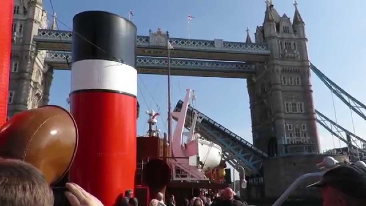 Tower Bridge opening, PS Waverley sails beneath - YouTube