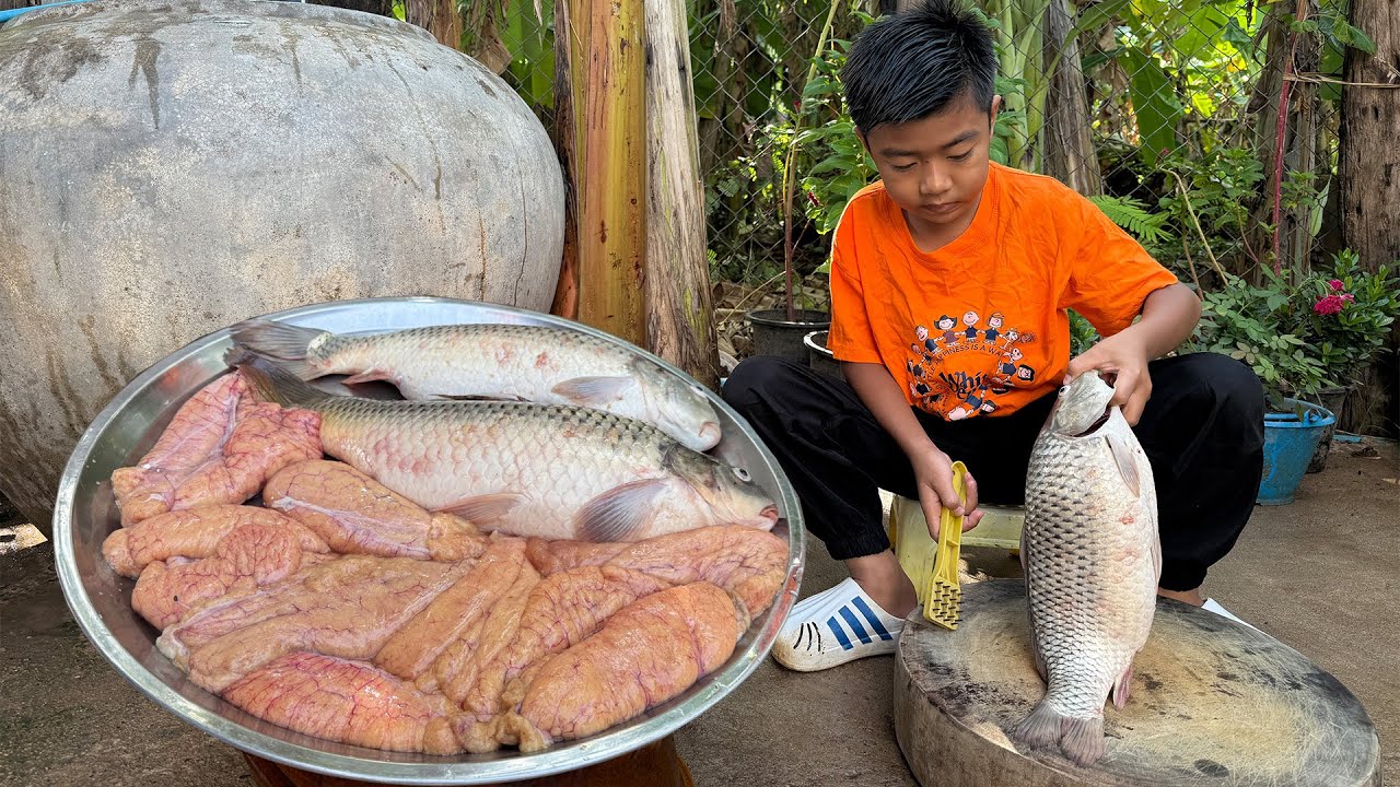 Brother Seyhak cook delcious fish egg and fish for Mother and sister ...