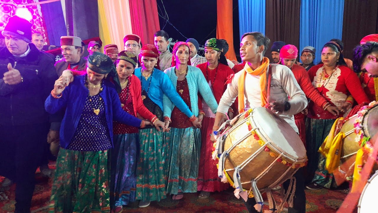 जौनपुरी शादी में मजेदार तांदी नृत्य क्यारी गांव !! Jaunsari Band baja ...