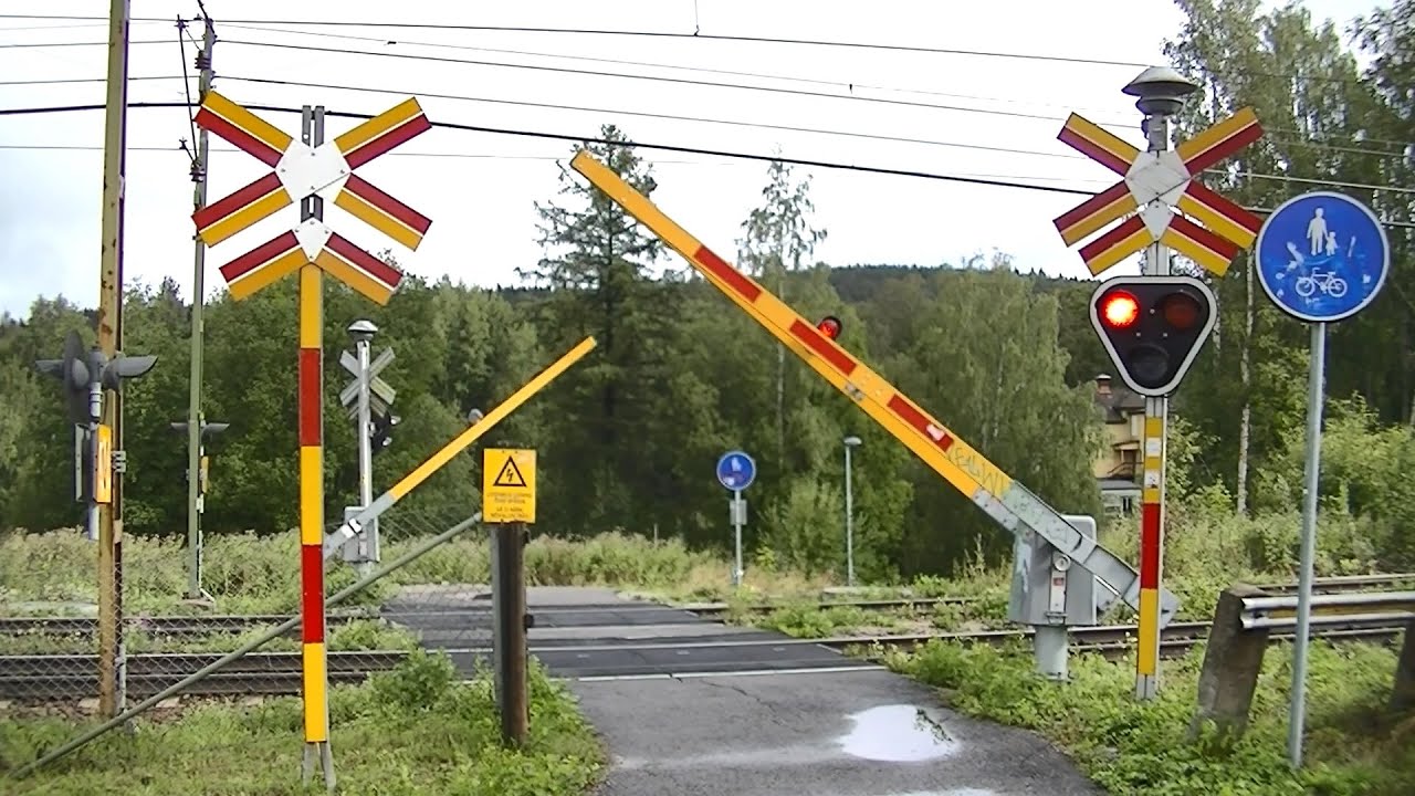 Spoorwegovergang Sundsvall (S) // Railroad crossing // Järnvägsövergång ...