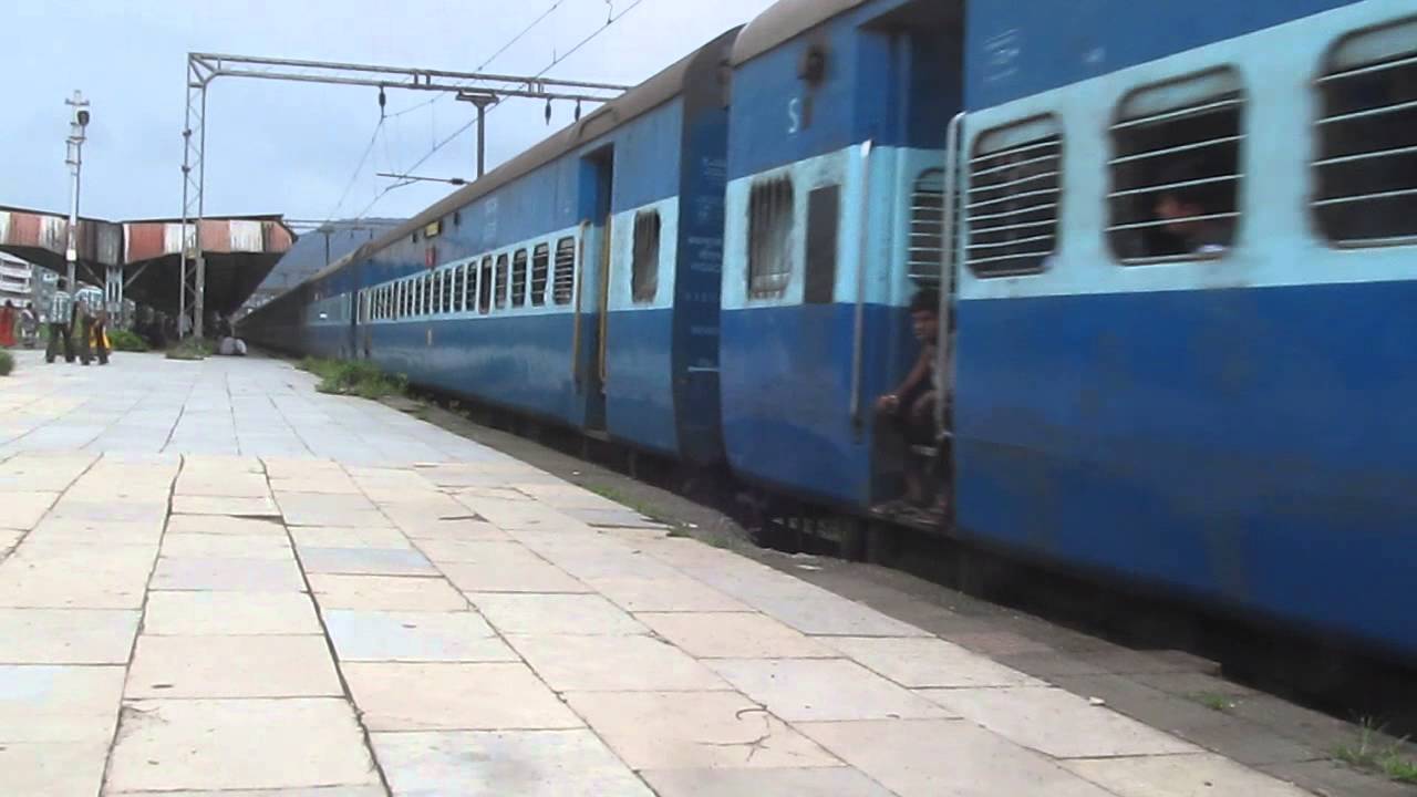 GOC WDP4D + ERS WDM3A with 12619 Matsyagandha Express Crossing Diva ...