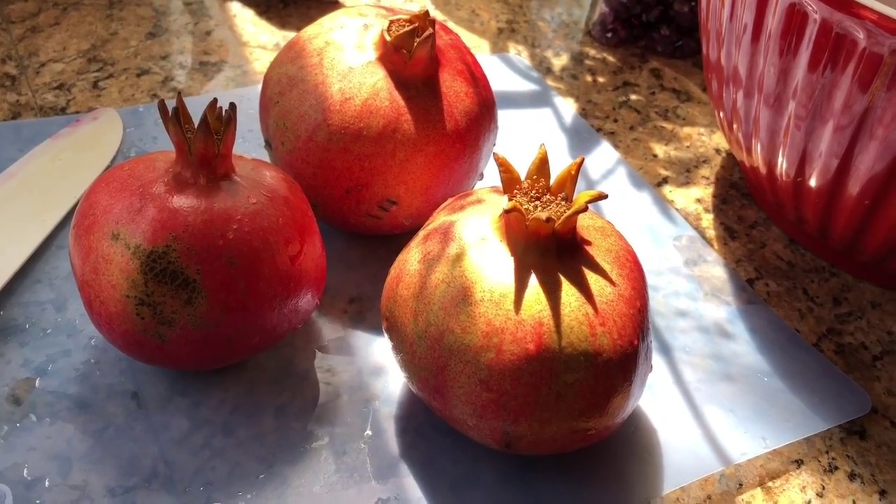 Best Way to De-Seed a Pomegranate - No Messy Splatters! - YouTube