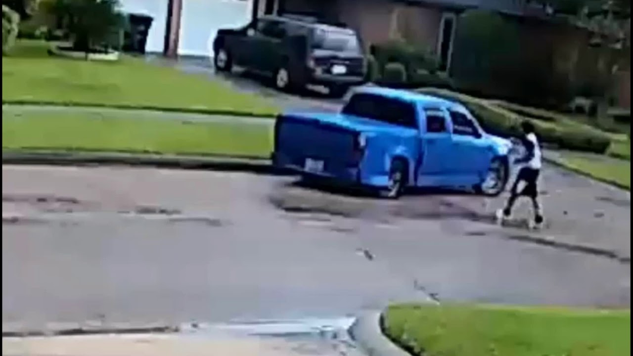 Robbery suspects fleeing accident scene in victims stolen vehicle - YouTube