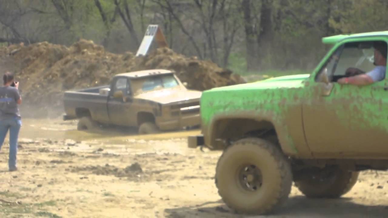 Mud bogging - YouTube