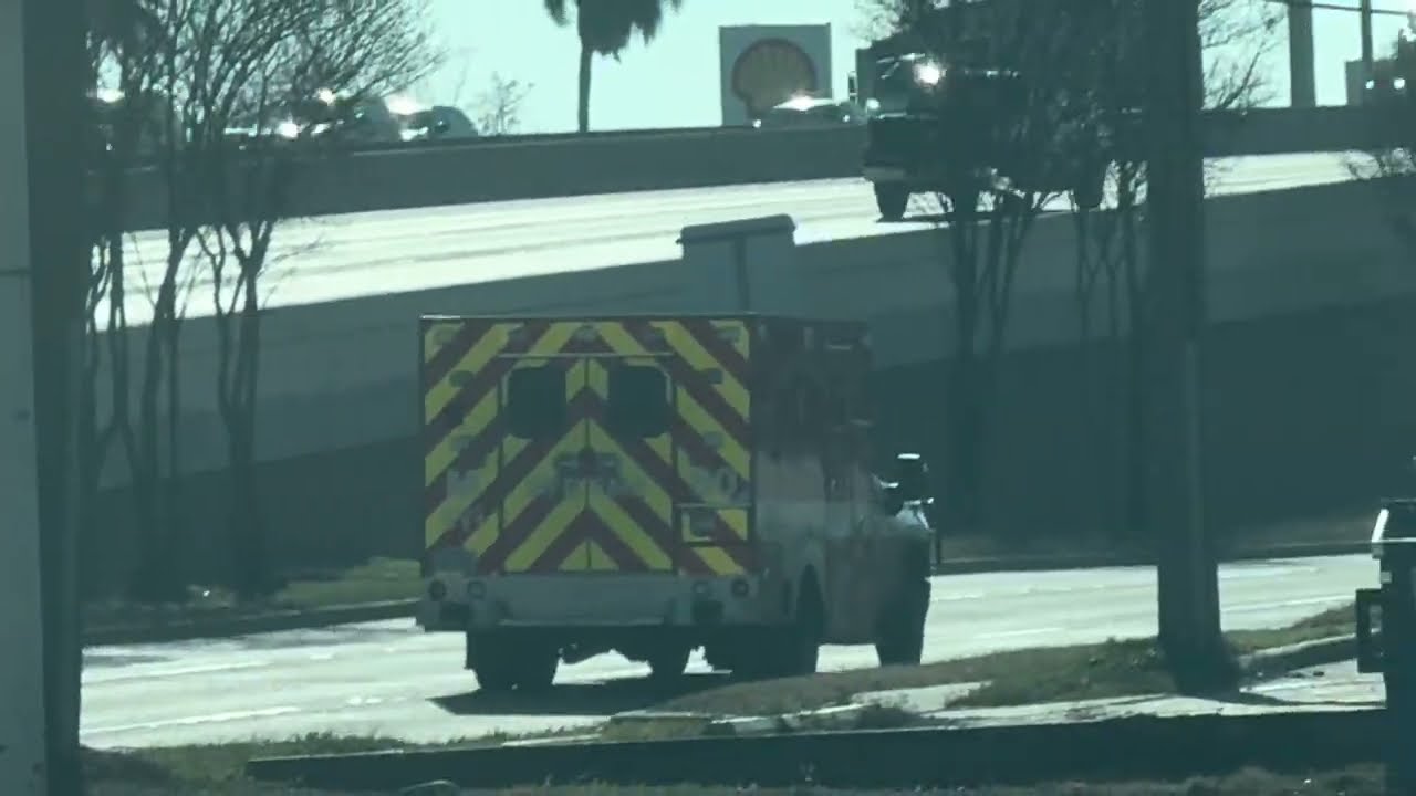 HFD Medic 60 at Gulf Freeway - YouTube