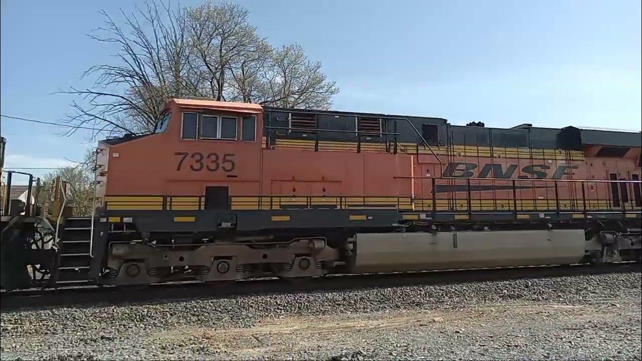 NS 1842 leads an intermodal train in Lyons, PA (28X with BNSF) - YouTube