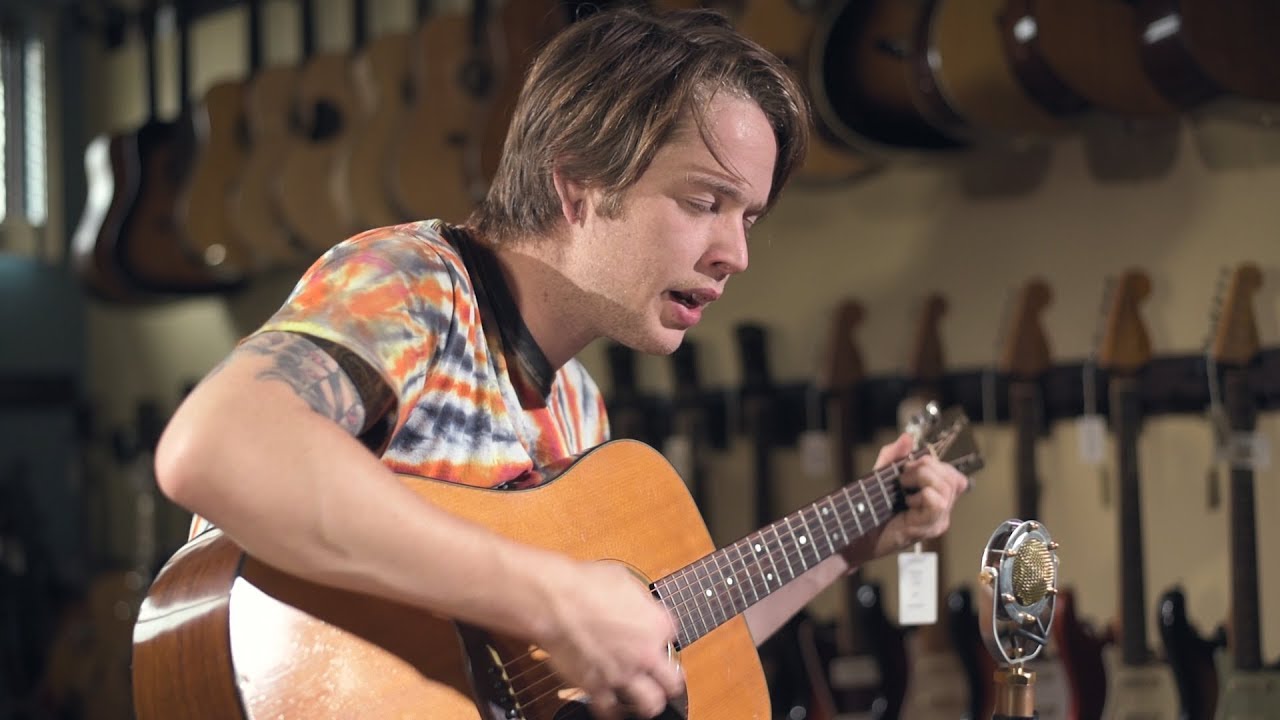 Billy Strings - "Lost John" (played on a 1956 Martin D-21) - YouTube