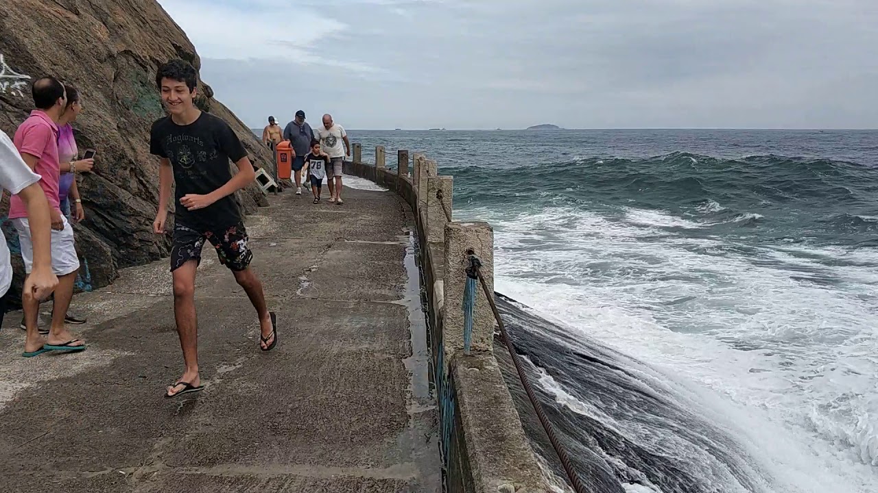Ressaca no Leme Rio de Janeiro - Rough dangerous sea 09/06/2018 - YouTube