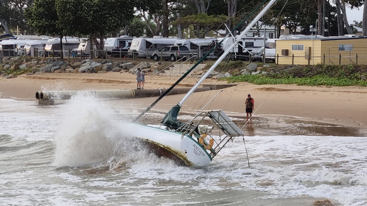 Yacht Beaching, Torquay Queensland. A yacht grounded at Hervey Bay this ...