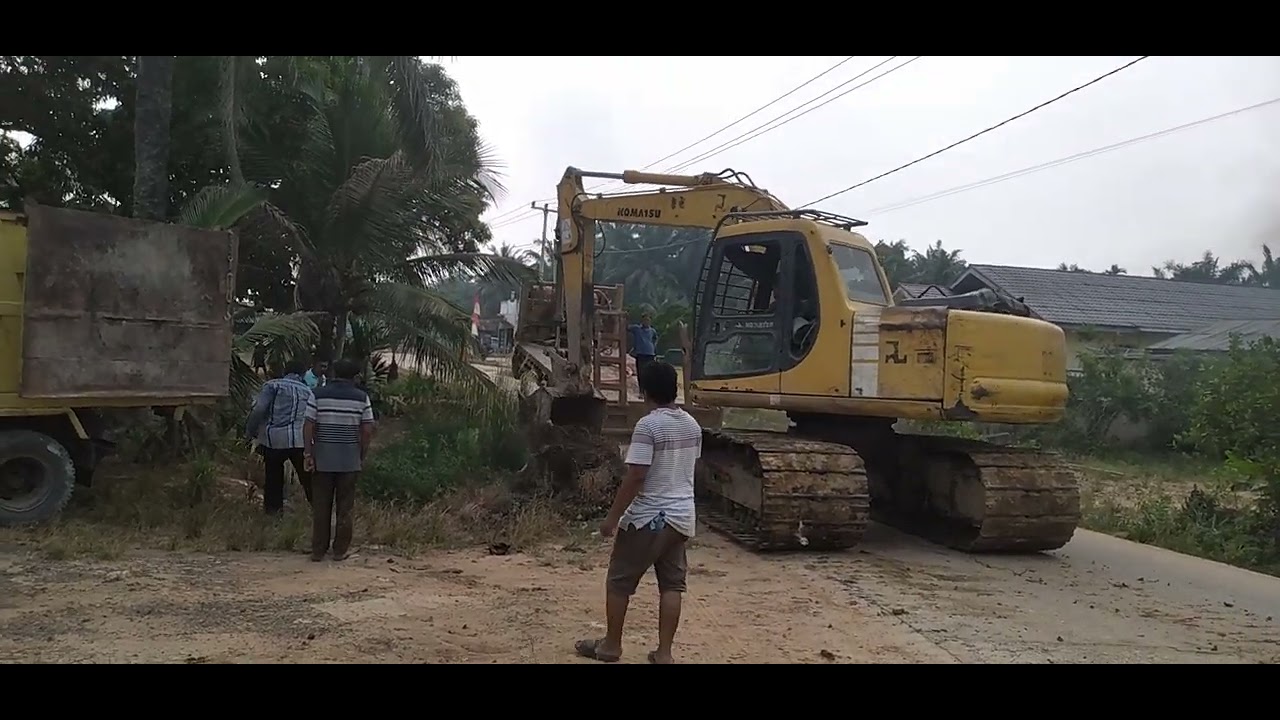 Proses Excavator Naik Ke Mobil Trado - YouTube