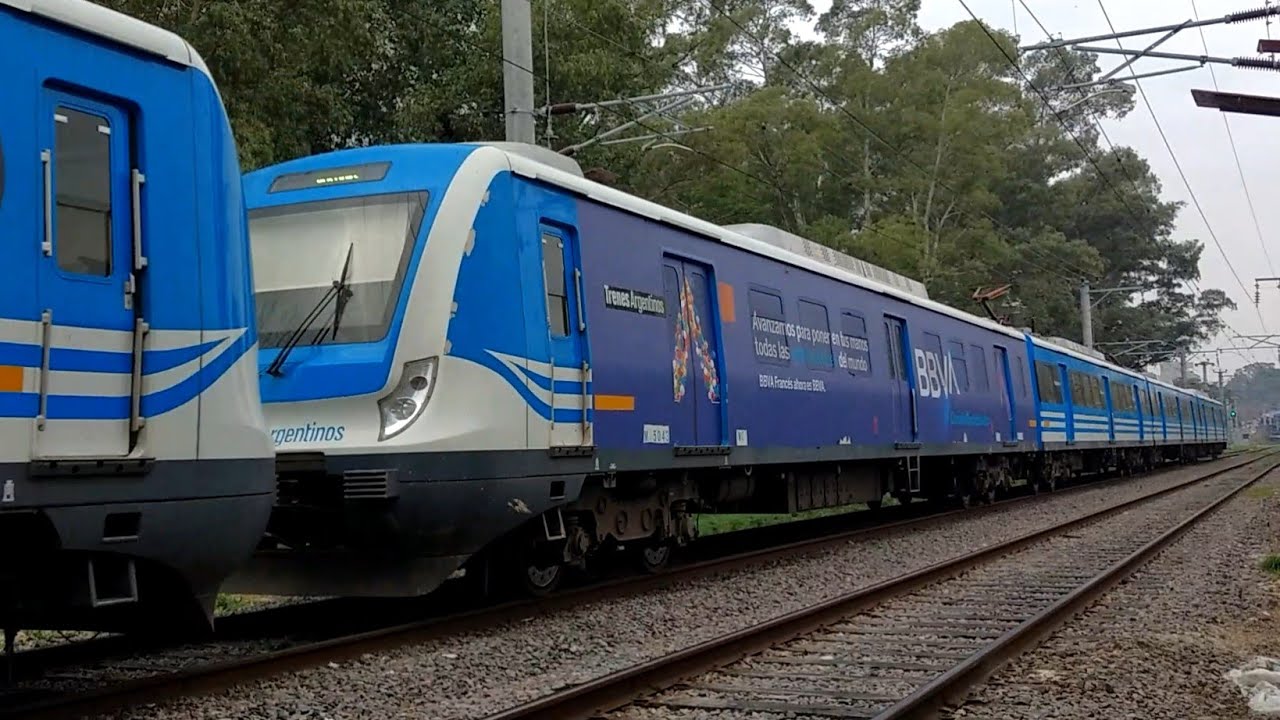 CSR 140 con publicidad de BBVA llegando a Wilde - YouTube