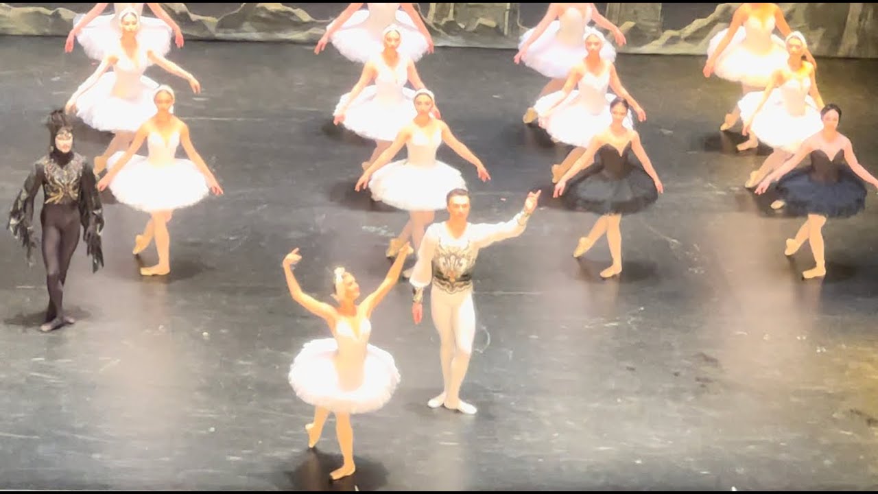 13/10/2022 United Ukrainian Ballet Swan Lake bows, Chebykina/Kniazkov - YouTube