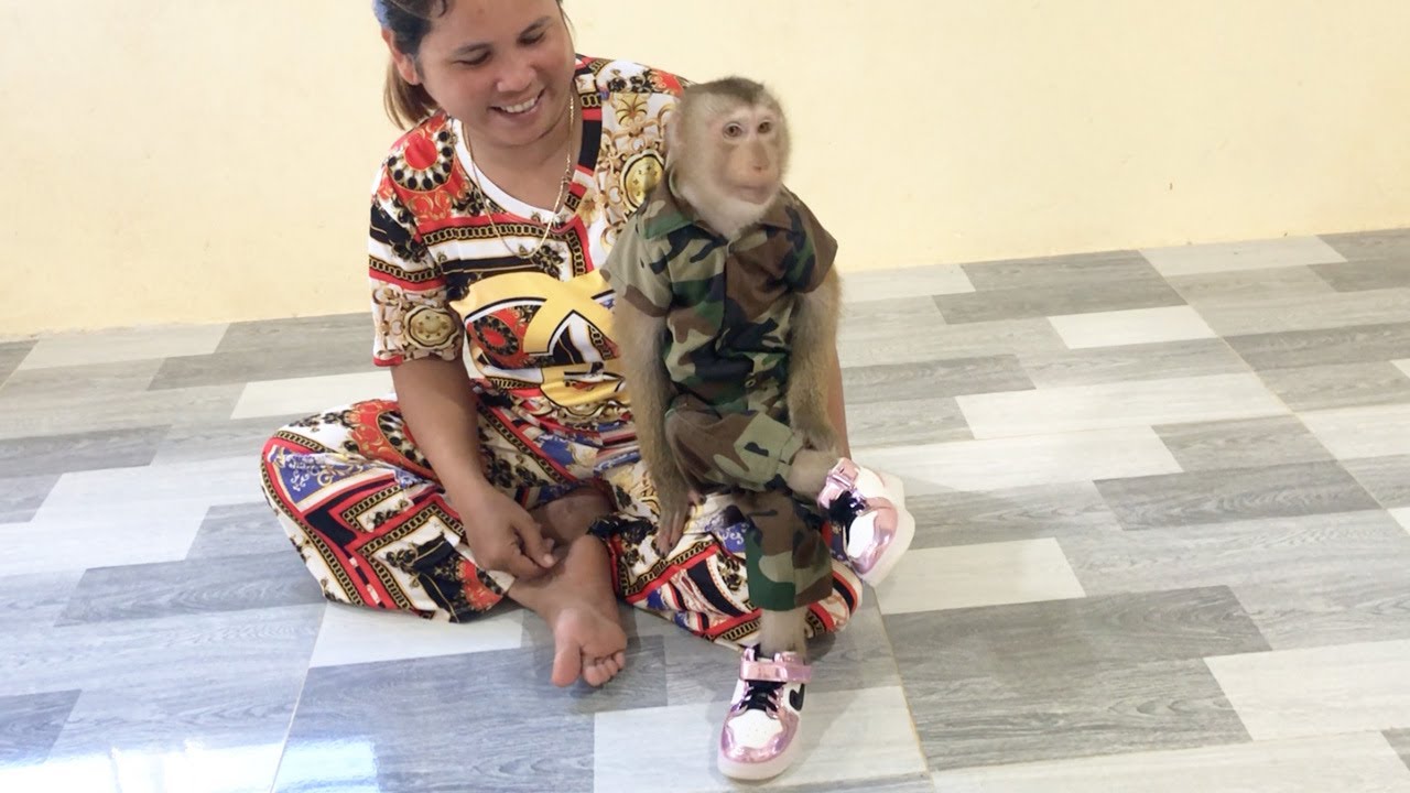 Jason Look Very Lavish Sit Cross Legged Shy When Mom Admire - YouTube