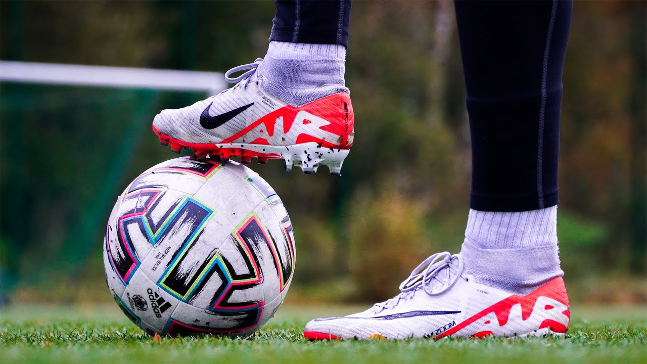 How I Train DRIBBLING As A Pro Footballer - YouTube