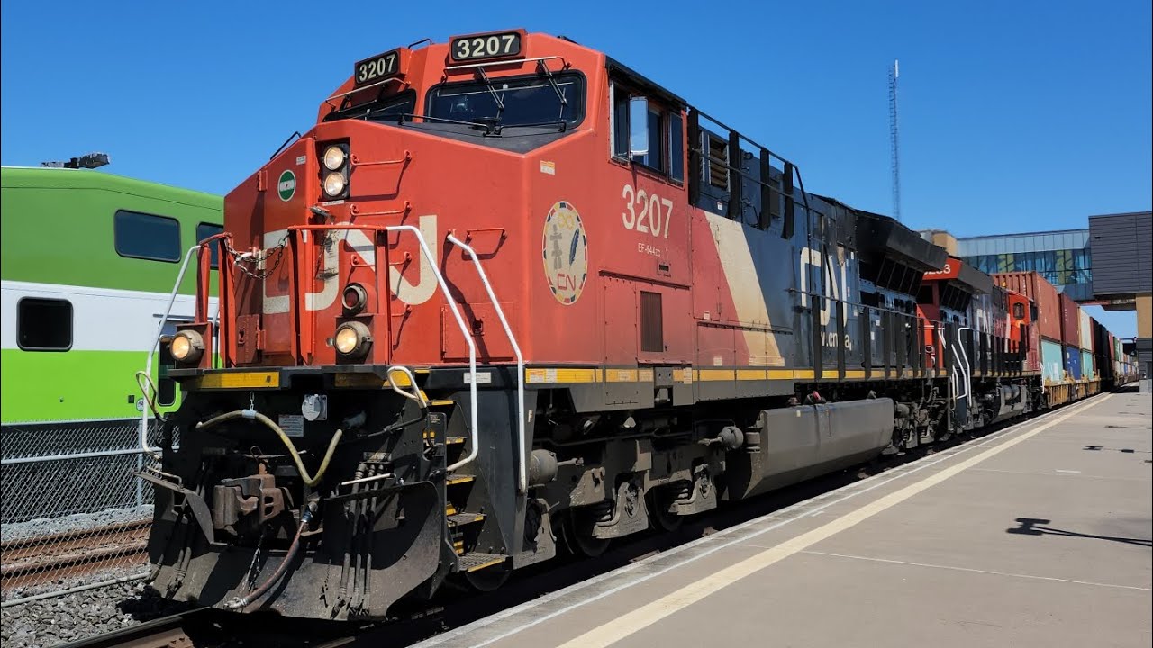 CN 149 - 3207 & 3293 At Oshawa - YouTube