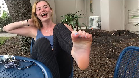 Feet smelling - YouTube