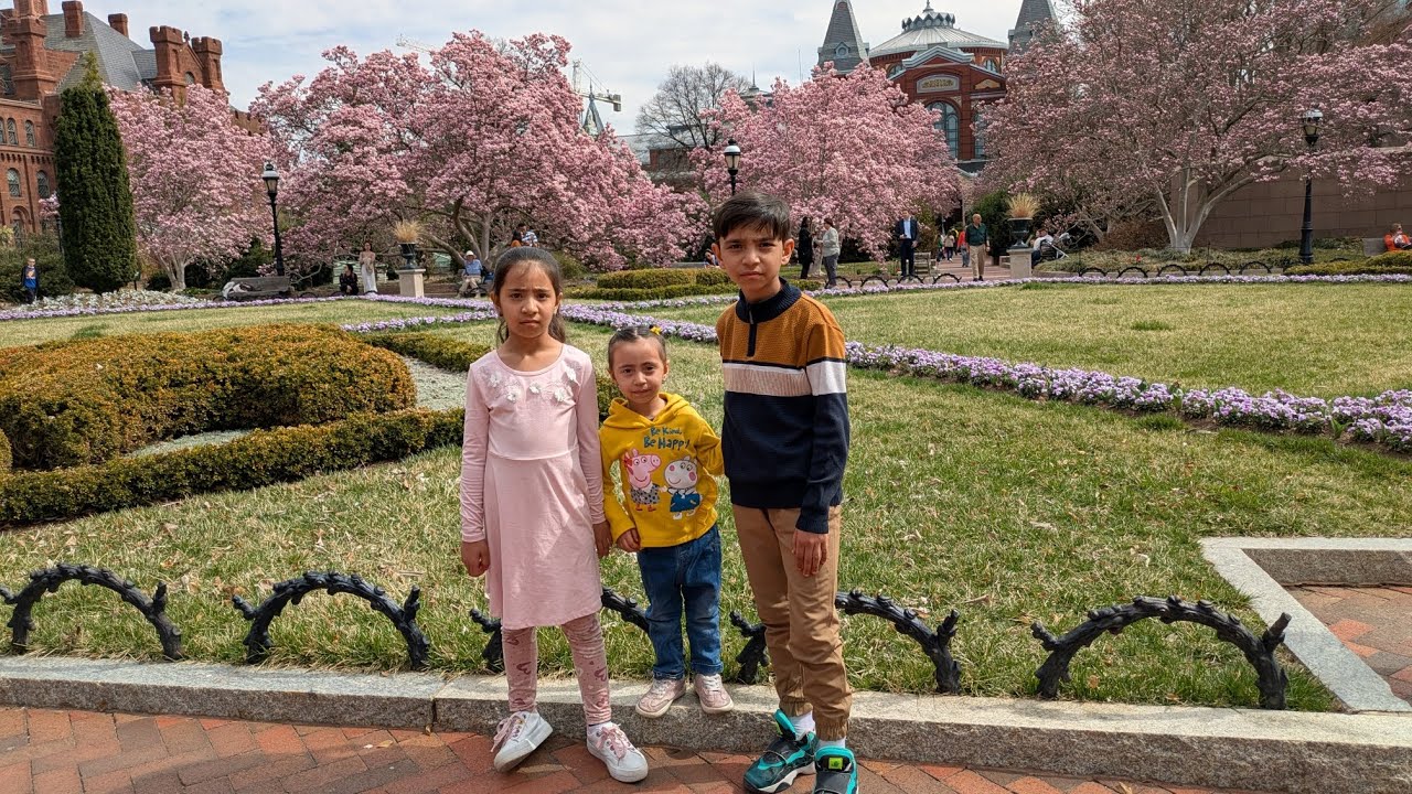 Childish Games بازی های کودکانه در روز های بهاری ورجنیای آمریکا - YouTube