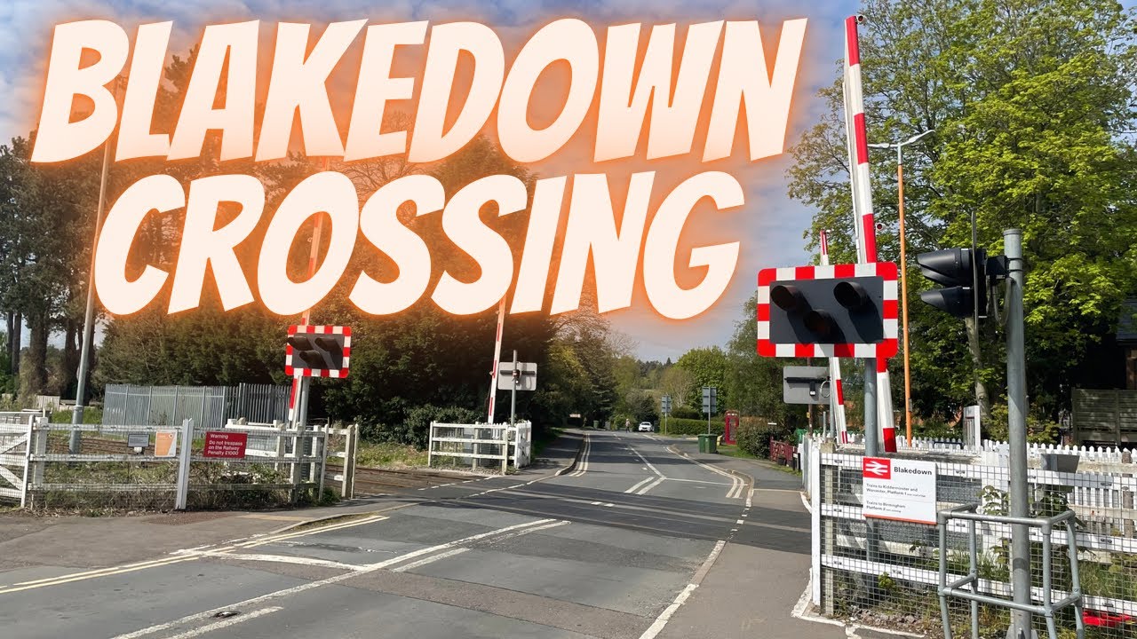 Blakedown Station Level Crossing (26/04/22) - YouTube