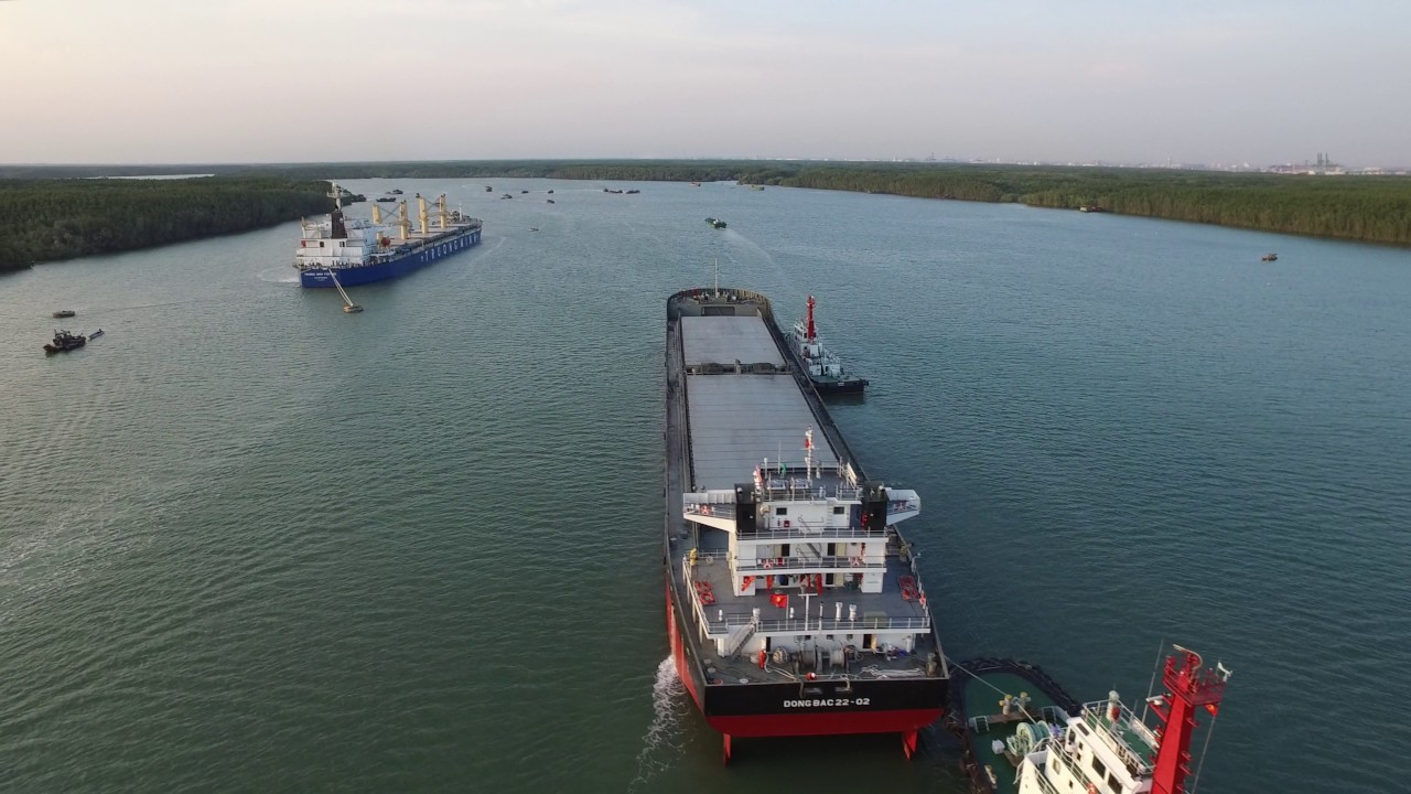 Haivanship tug assist MV Truong Minh Fortune (56,566 DWT) mooring buoys ...