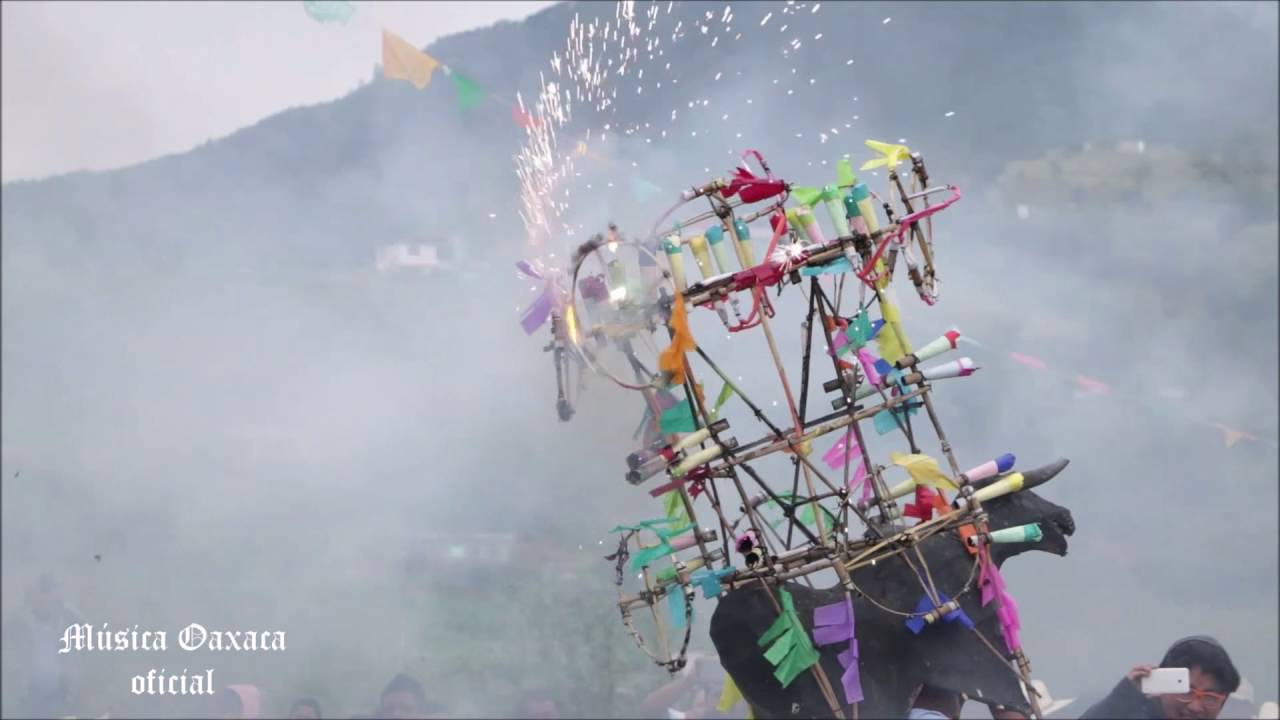 Divertidos Toritos, pirotécnia y dulces. - YouTube