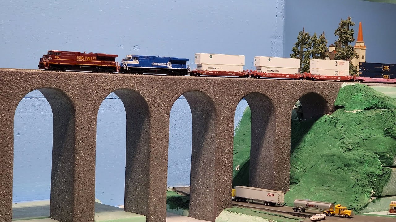 Railfanning N-scale layout, ES44, SD60E, 8-40cw Norfolk Southern ...