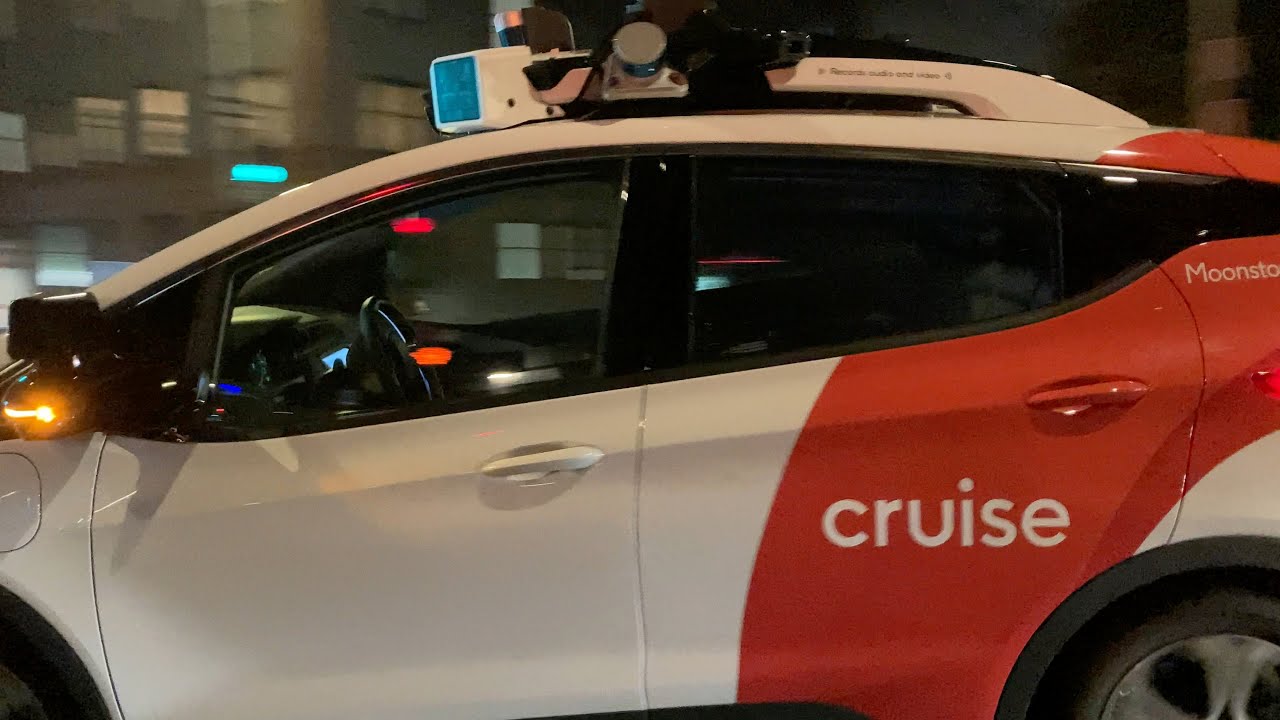 Cruise Driverless Car "Moonstone" @ Bush St & Leavenworth St San ...