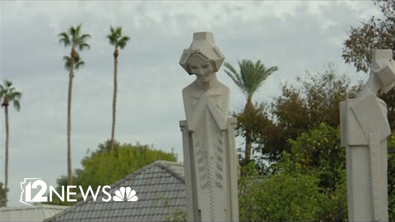 Statue falls over, crushes child at Arizona resort - YouTube