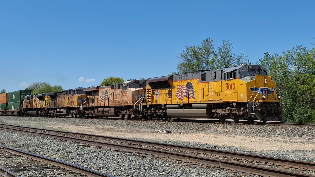 Tier 4 ACe leads an eastbound intermodal train through Kuna - YouTube