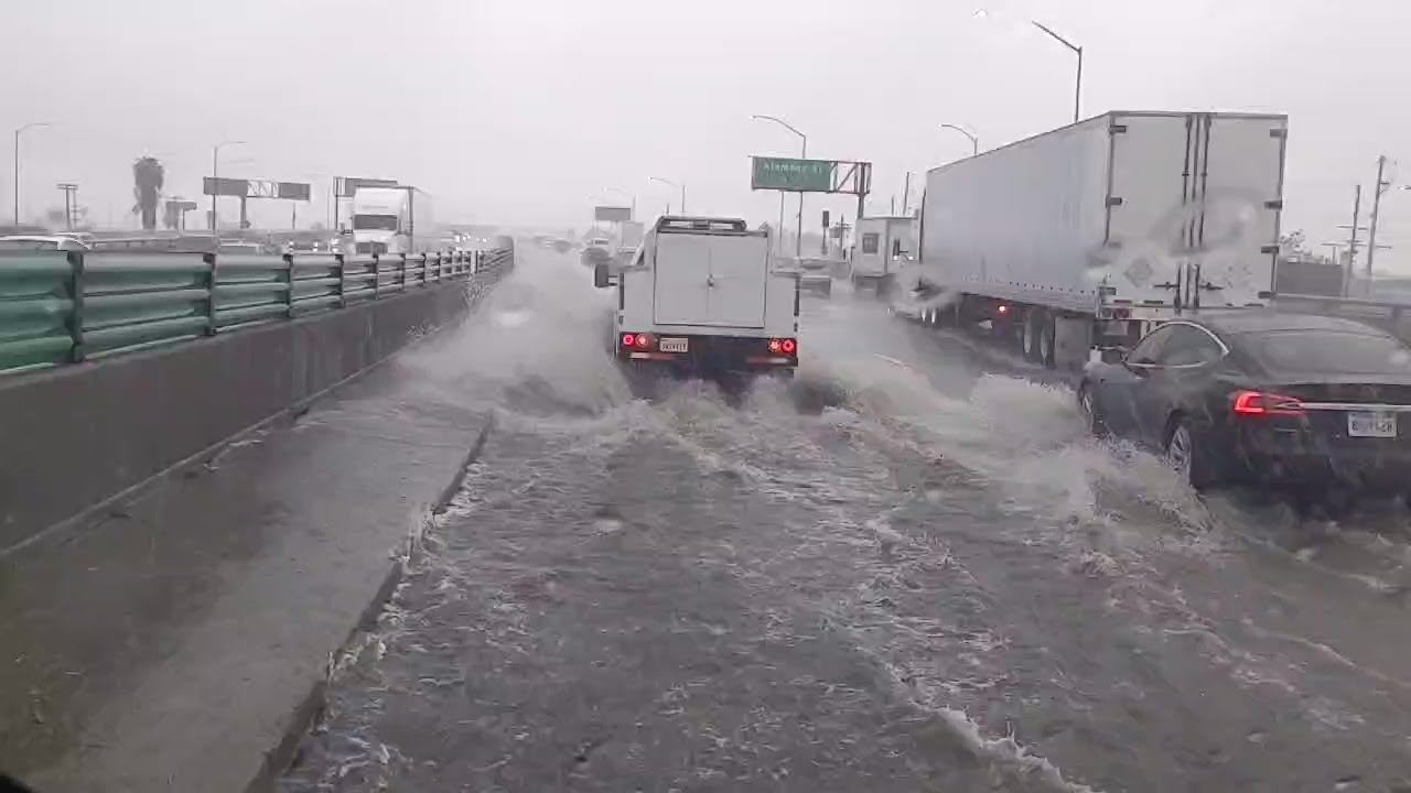 Westbound 10 Freeway in DTLA flooded due to heavy rain - YouTube