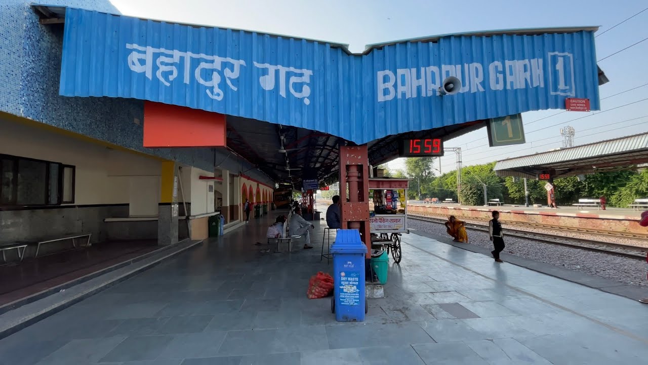 बहादुरगढ़ का छोटा सा लेकिन बहुत सुंदर रेलवे स्टेशन ।। Bahadurgarh ...