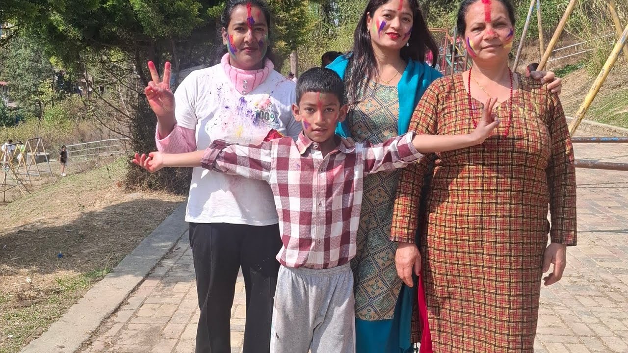 Holiko din sabai jana dekhiya badar jasta\\jasko face herda ni haso ...