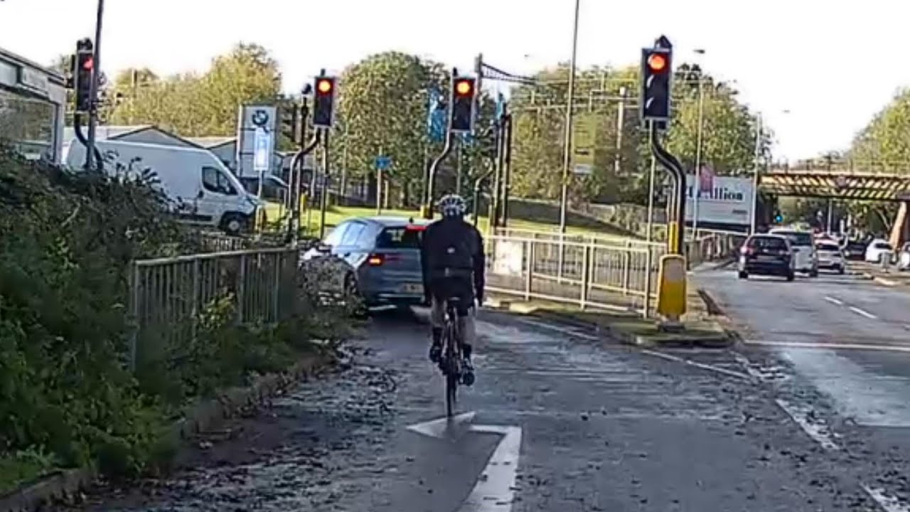 Red Light Jumping(RLJ), Cyclist.(Cat3) - YouTube