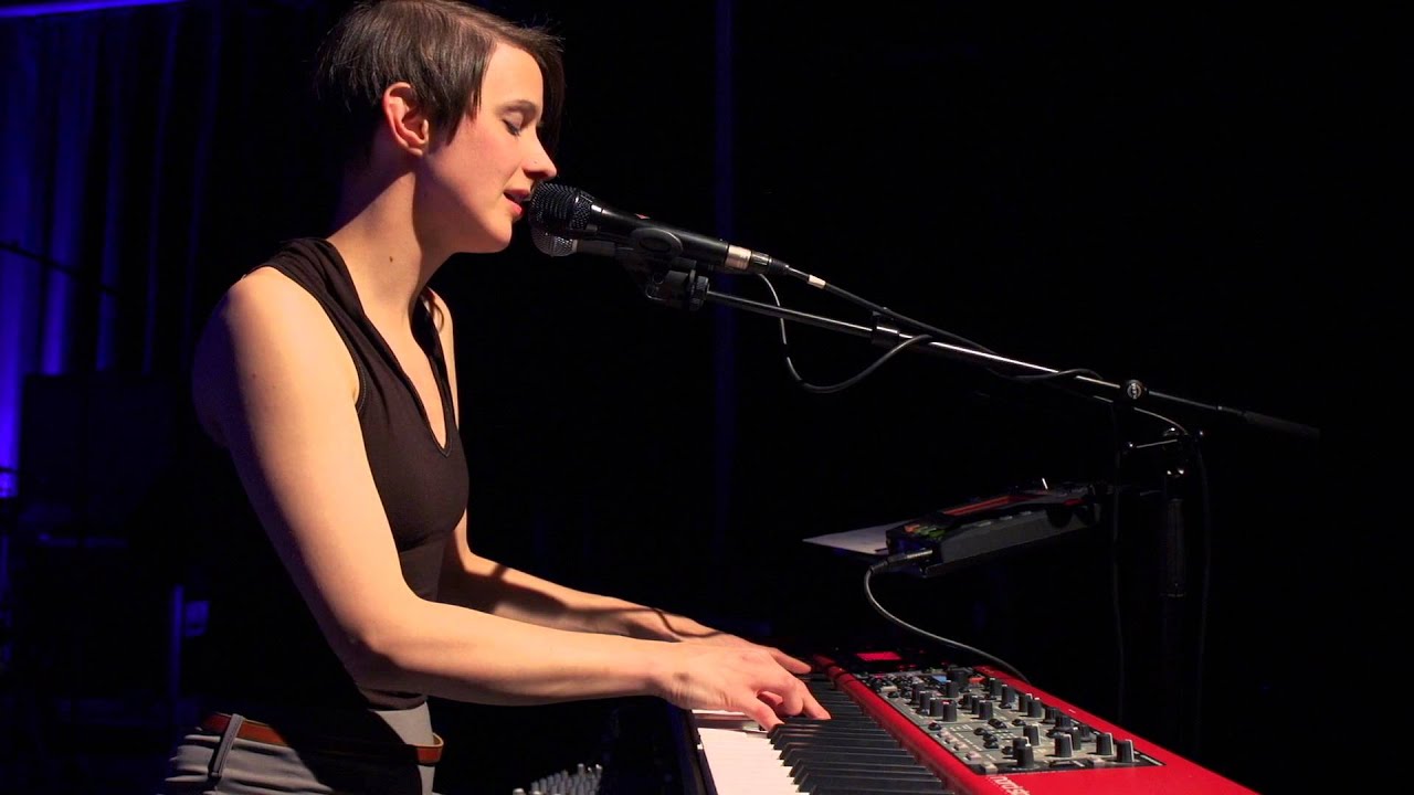 Ángela Tröndle - RED BALLOONS live - YouTube