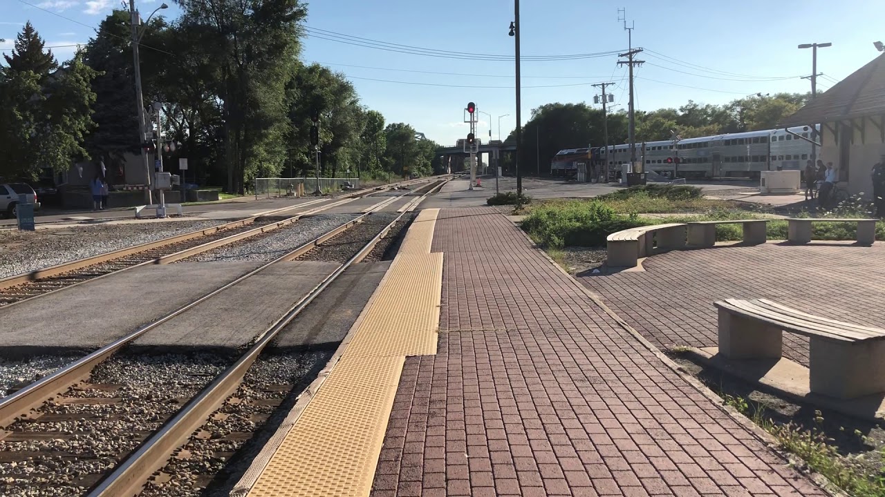Inbound Metra 407 Meets Outbound Metra 184 at Blue Island IL - YouTube