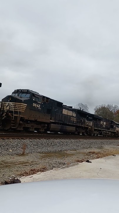 Super QUAD Forces "crept thru downtown" HUGE BLAST! Norfolk Southern #9901 led NS #153@rider22 ...