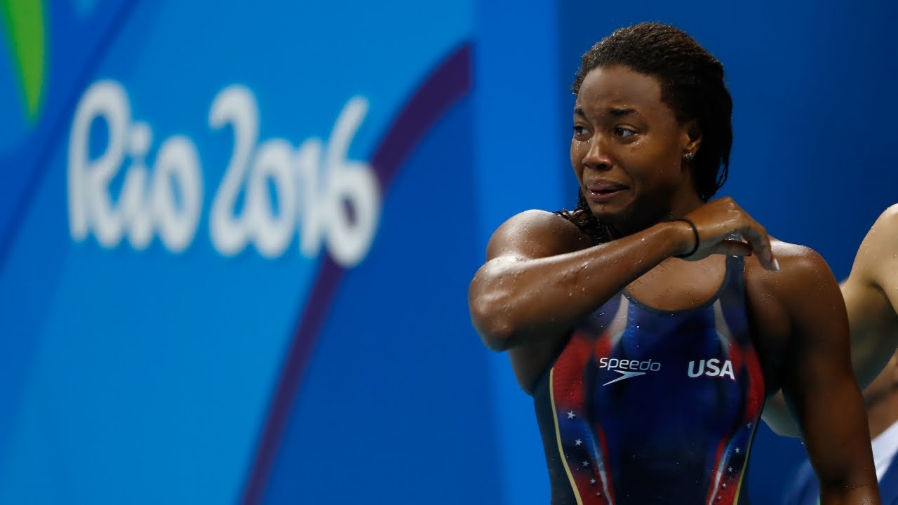 Swimmer Simone Manuel takes gold, makes history - YouTube