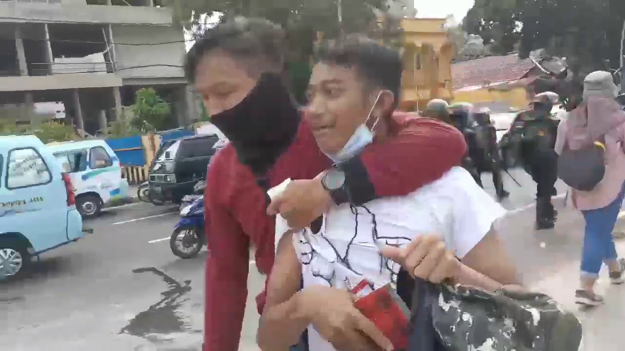 DETIK-DETIK PENANGKAPAN ANGGOTA FPI RUSUH BERSEMBUNYI DIDALAM AMBULAN ...