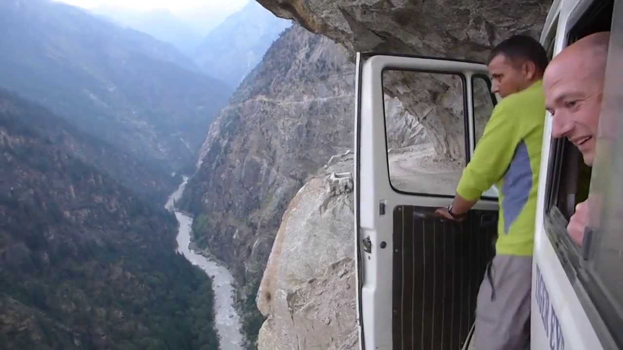 Terrifying car journey ever as van is just inches from sheer cliff drop ...