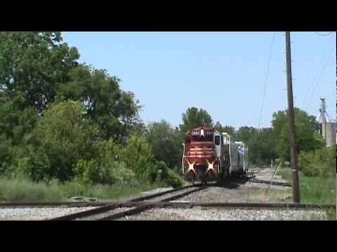 CF&E LIVW IORY GP40-2 4036 at the diamond - YouTube