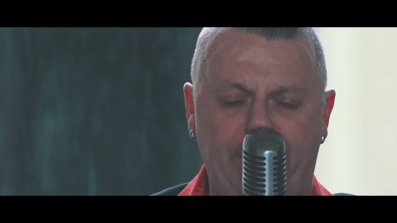 Andy MacFarlane - One Man Shuffle - YouTube